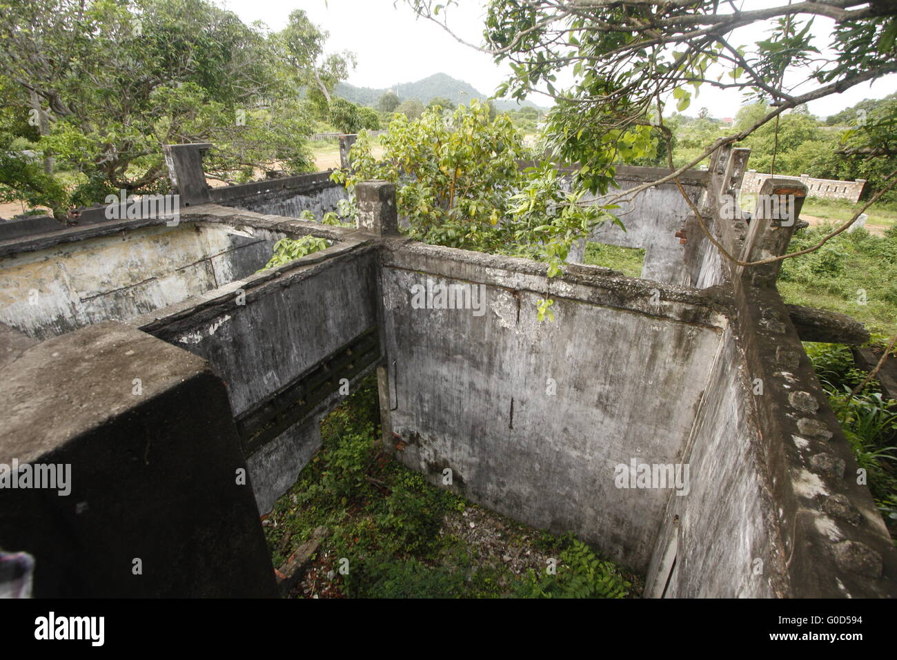Ruined home in Kep Stock Photo - Alamy