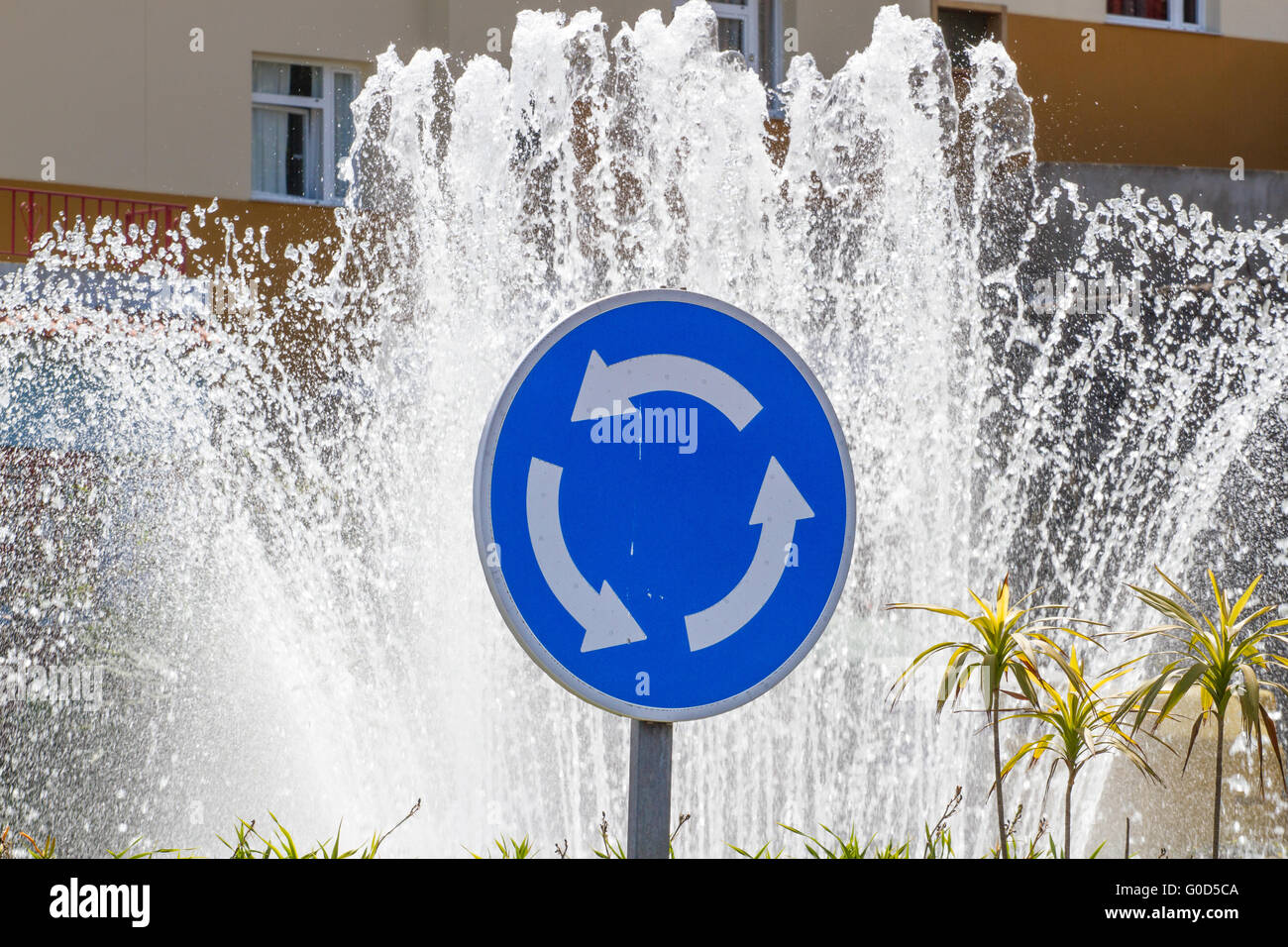 Roundabout traffic sign. Curved circle arrow elements Stock Photo - Alamy