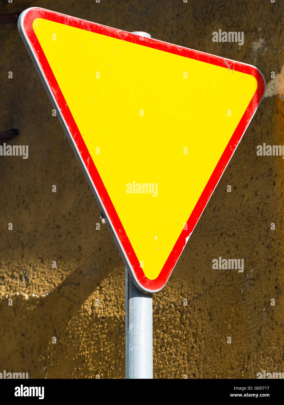 Yield sign hi-res stock photography and images - Alamy