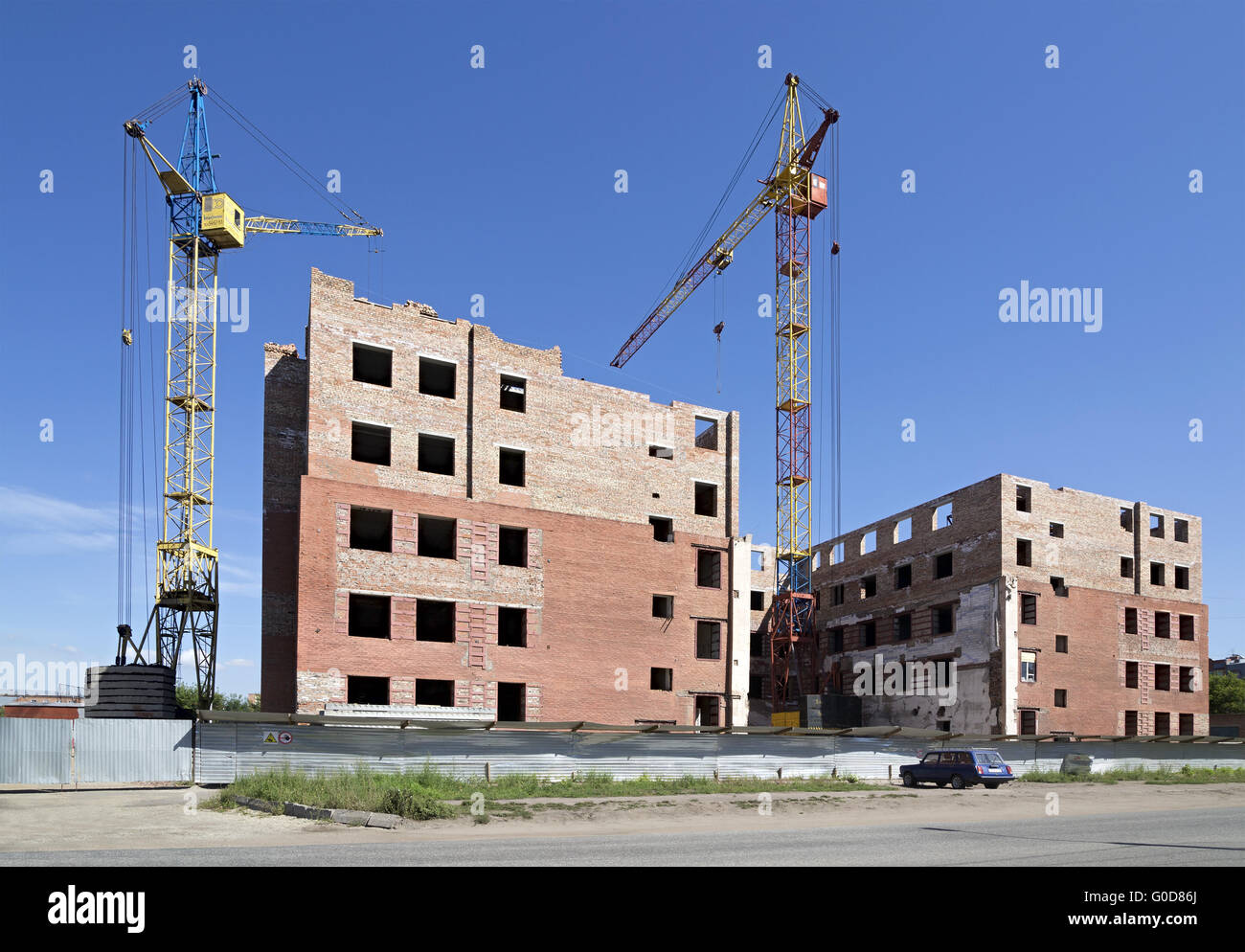 Construction of high-rise apartment brick building Stock Photo - Alamy