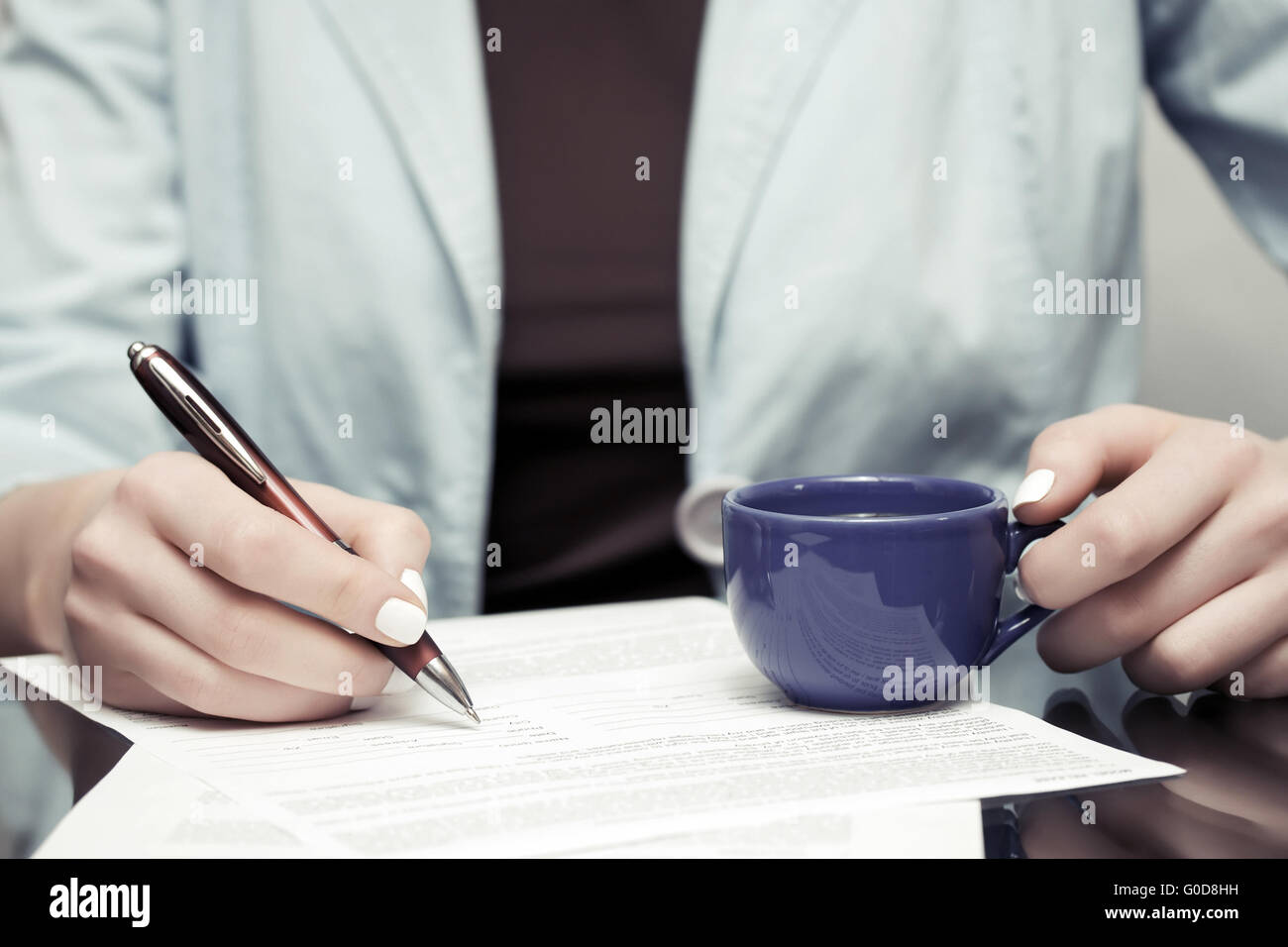 Business woman signing contract Stock Photo - Alamy