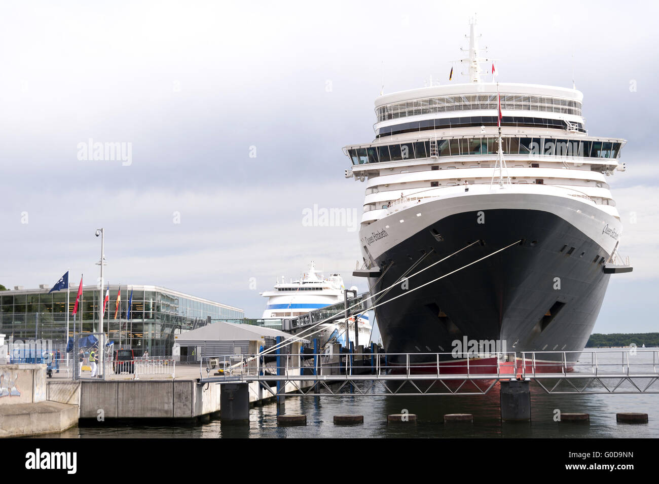 Cruise Ship Queen Elizabeth in the Port of Kiel in Stock Photo - Alamy