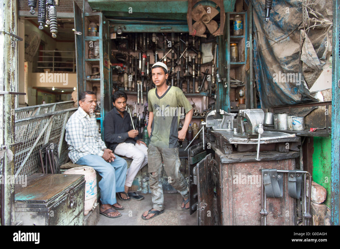Unidentified local Indian mechanic pose for camera the street of Old ...