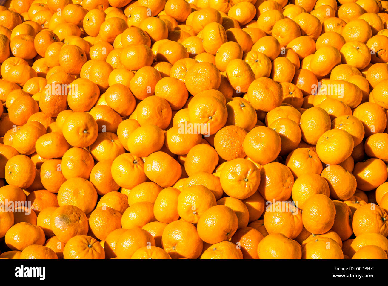 Big pile of clementines for sale at a market Stock Photo - Alamy