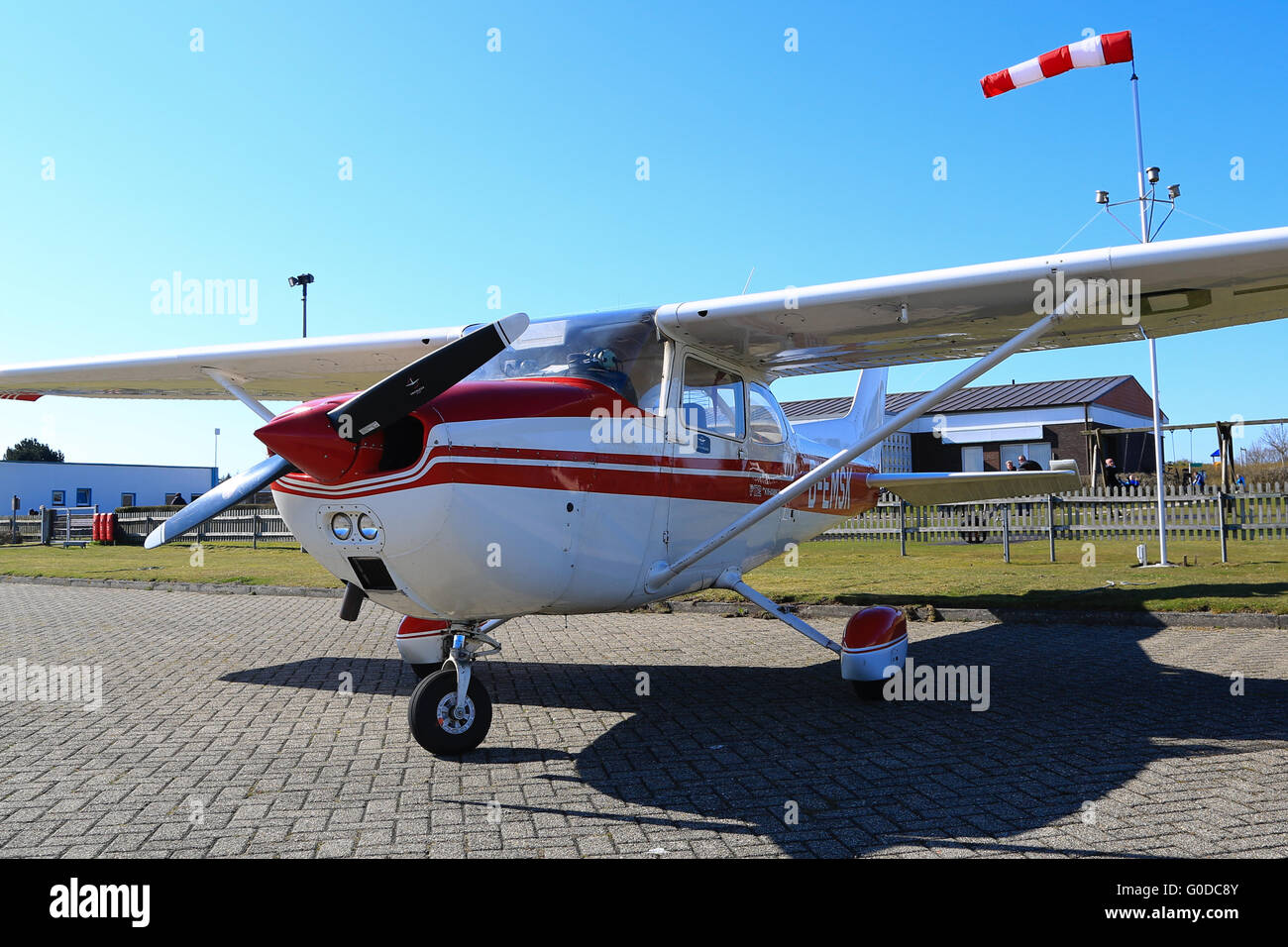 Single engine cessna 172 airplane hi-res stock photography and images ...