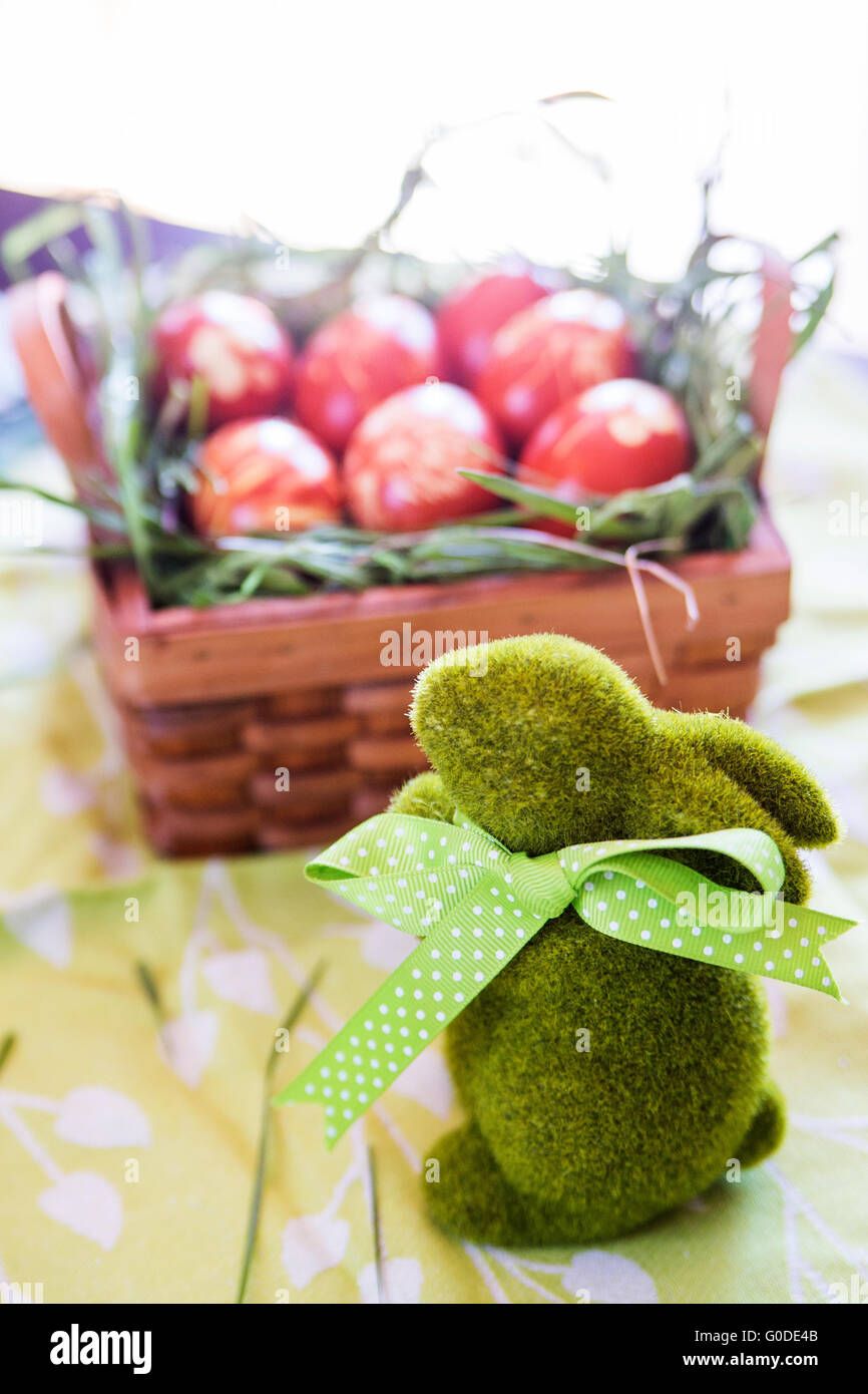 Romanian traditional easter eggs in a basket Stock Photo - Alamy