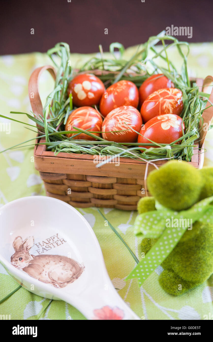 Romanian traditional easter eggs in a basket Stock Photo - Alamy