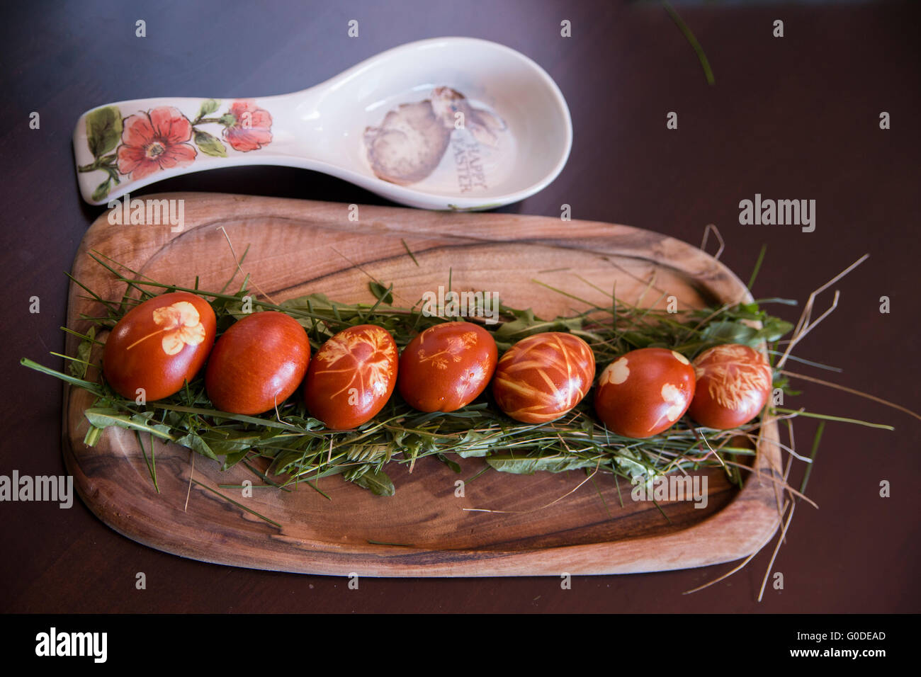 Romanian traditional easter eggs in a basket Stock Photo - Alamy