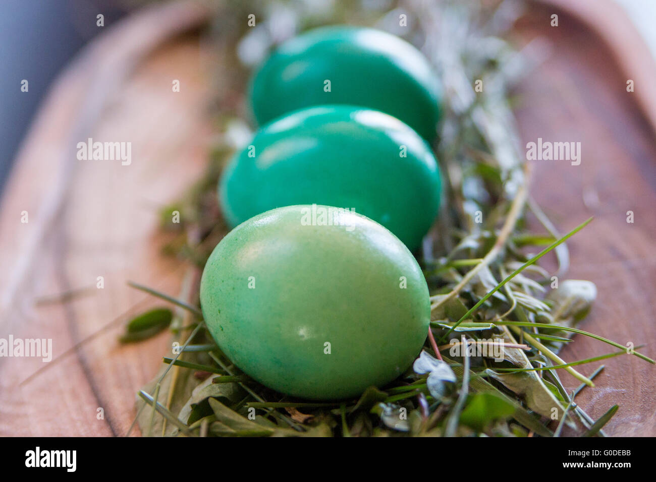 Romanian traditional easter eggs in a basket Stock Photo - Alamy