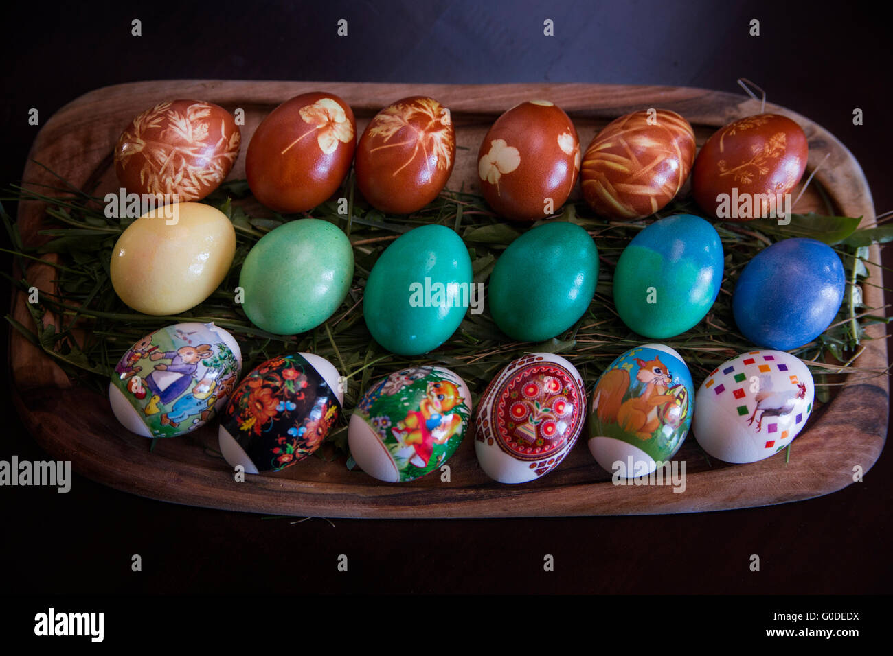 Romanian traditional easter eggs in a basket Stock Photo - Alamy
