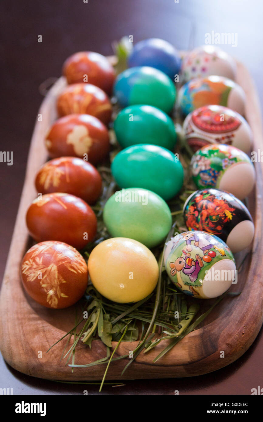 Romanian traditional easter eggs in a basket Stock Photo - Alamy