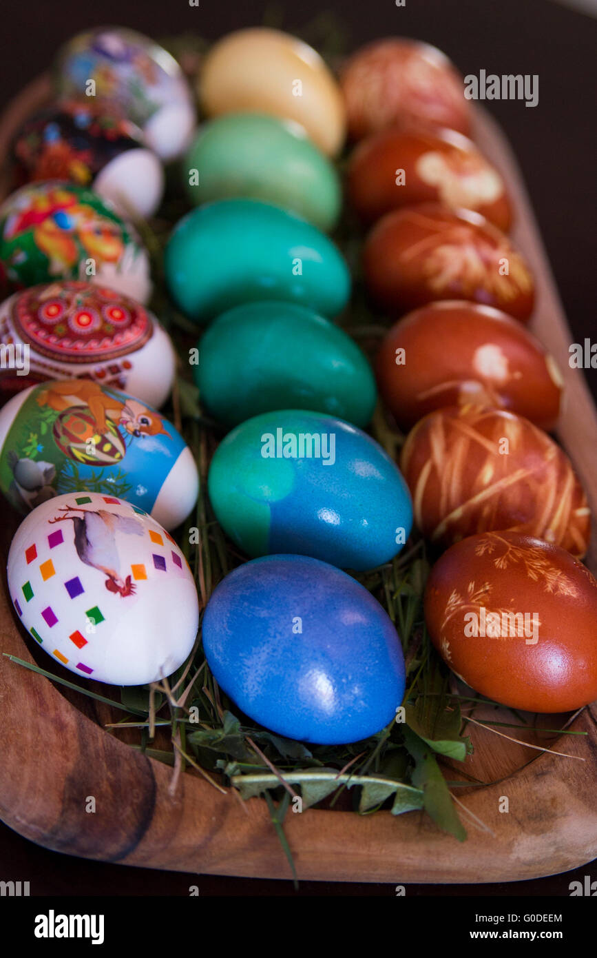 Romanian traditional easter eggs in a basket Stock Photo - Alamy