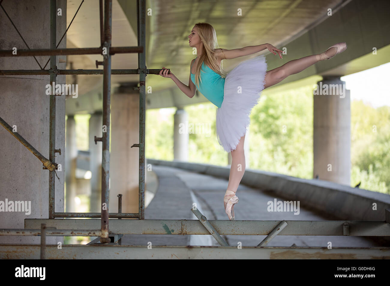 Bridge on concrete columns hi-res stock photography and images - Alamy