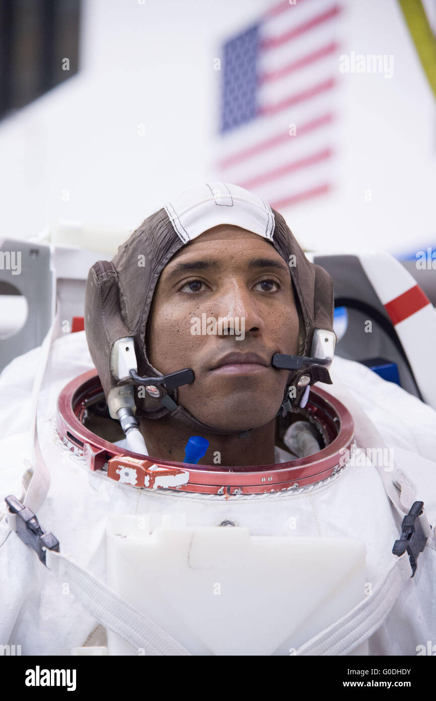 NASA astronaut Victor Glover before descending into the pool in his ...