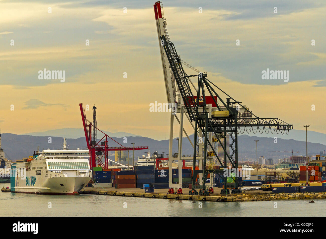 Dockside loading hi-res stock photography and images - Alamy
