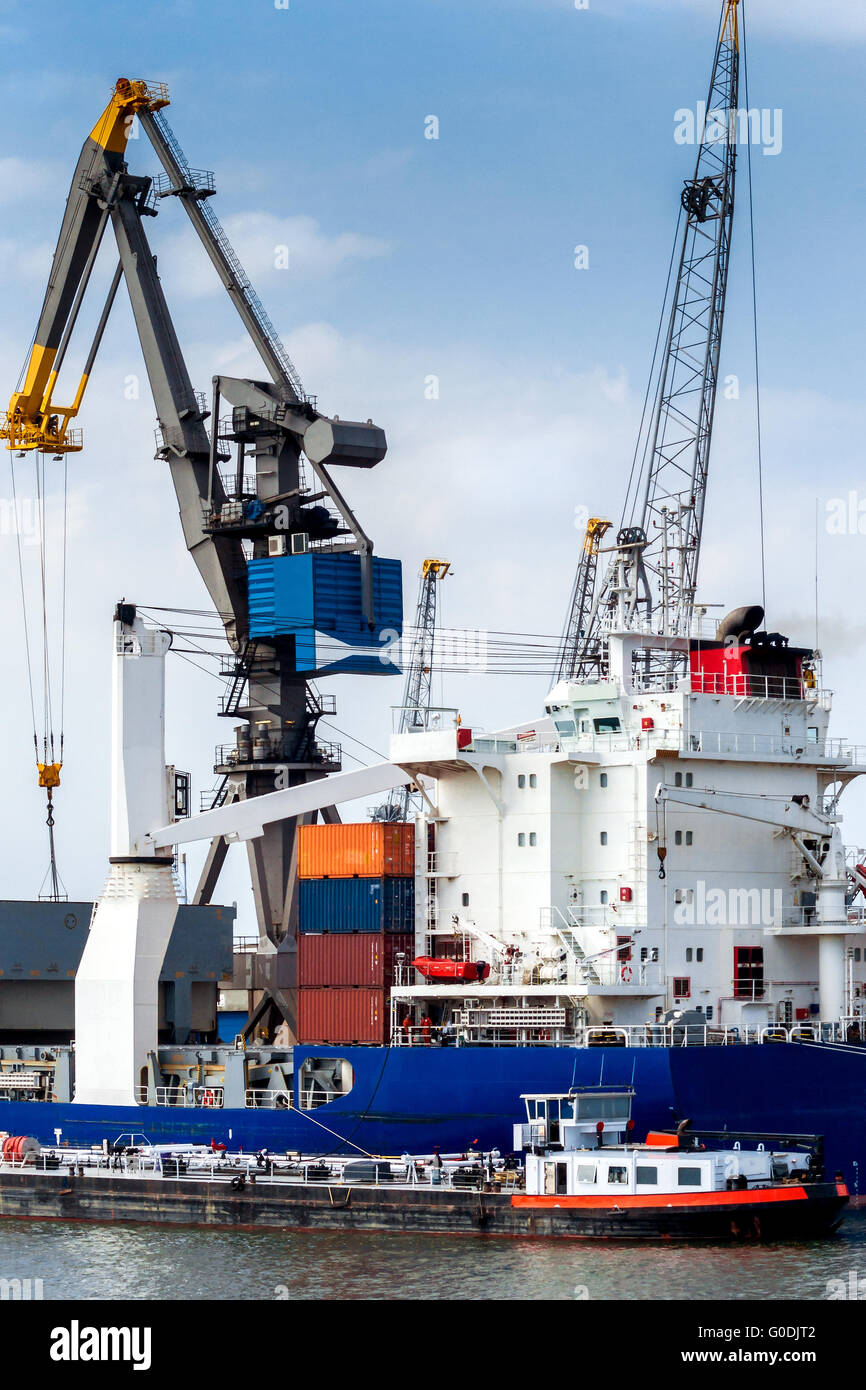 Self loading container ship hi-res stock photography and images - Alamy