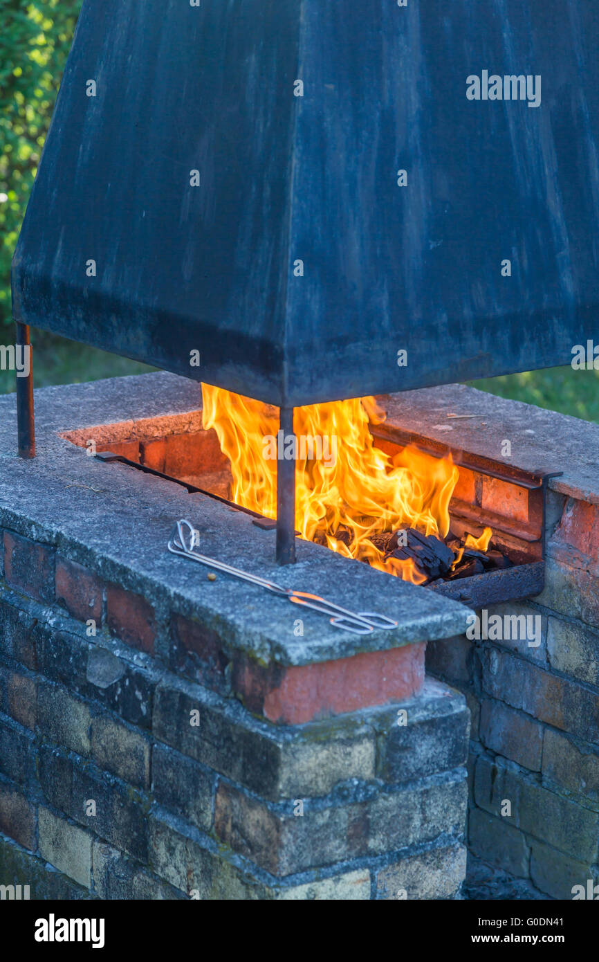 Garden fireplace and barbecue Stock Photo - Alamy