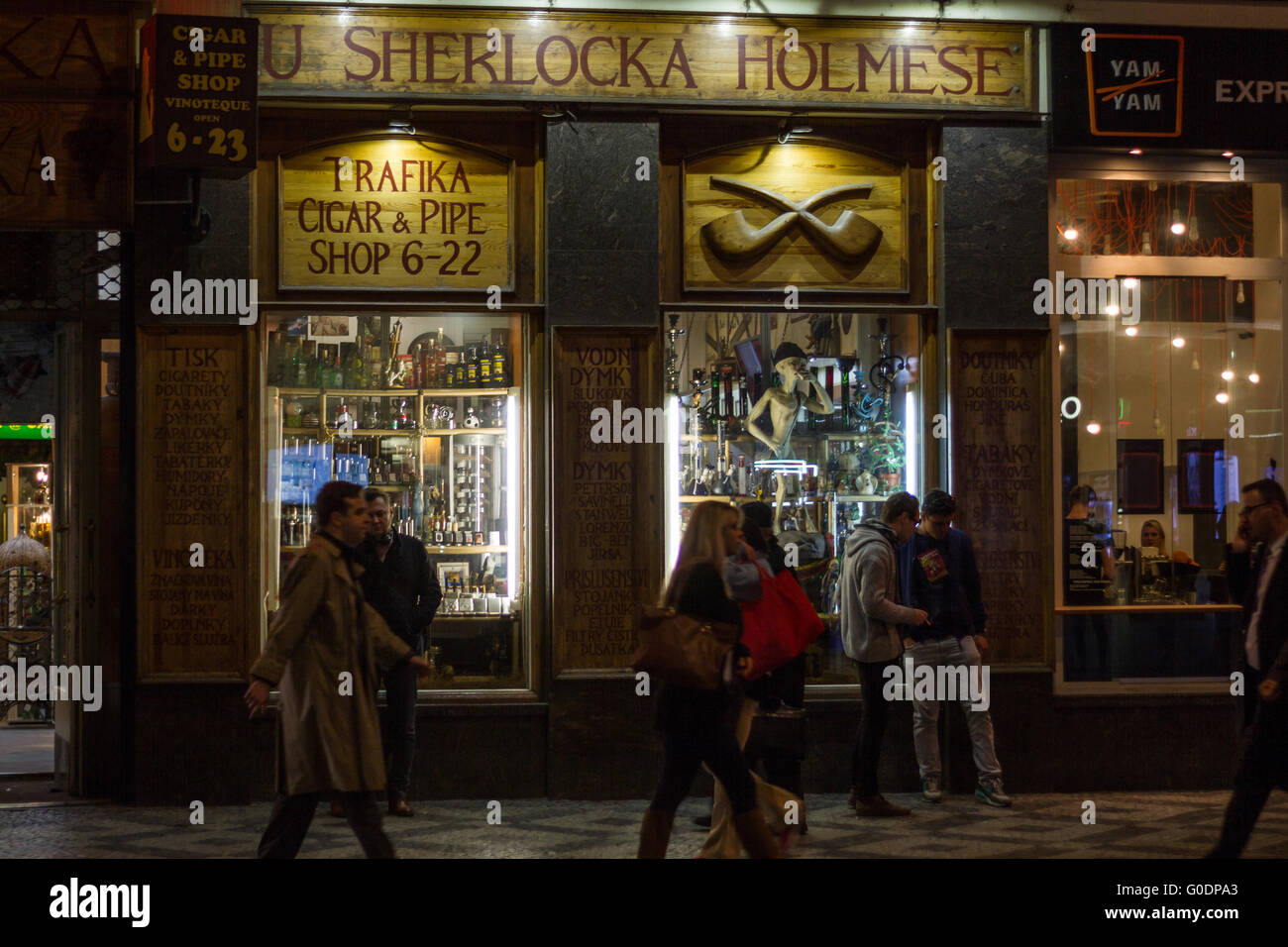 Night bustle hi-res stock photography and images - Alamy