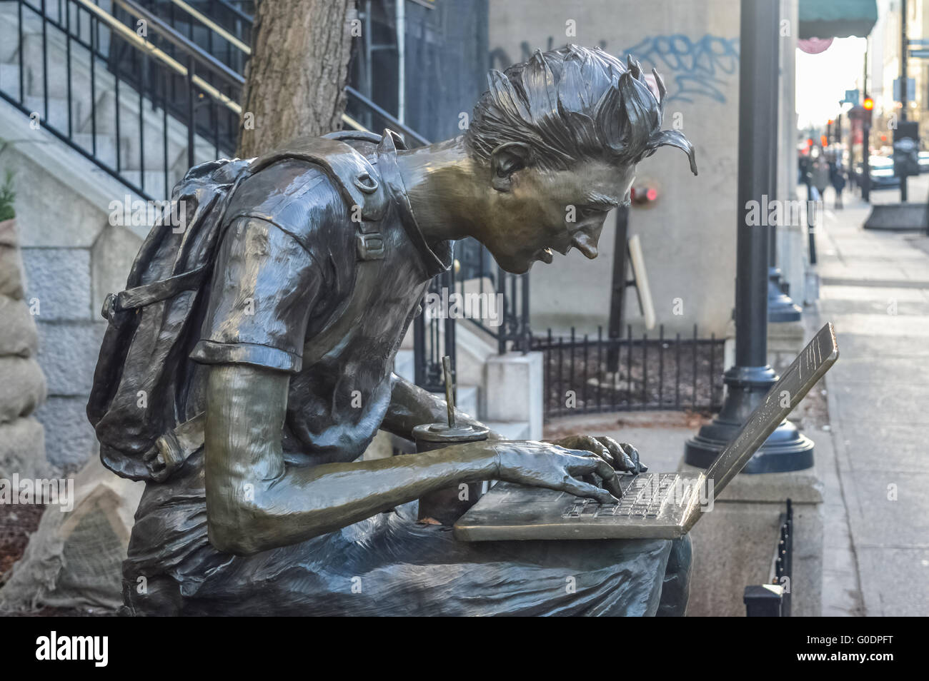 Student statue laptop hi-res stock photography and images - Alamy