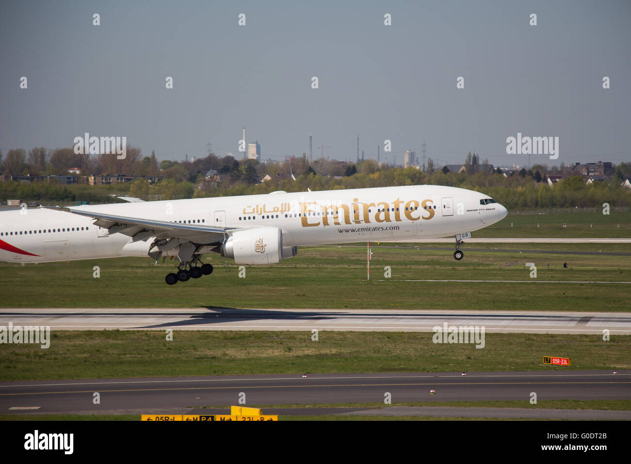 Emirates aircraft landing hi-res stock photography and images - Alamy