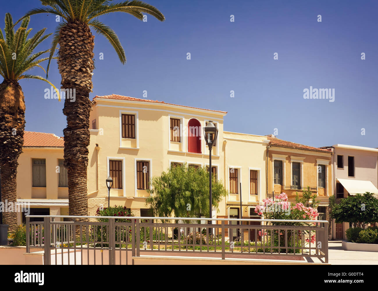 Small town square hi-res stock photography and images - Alamy