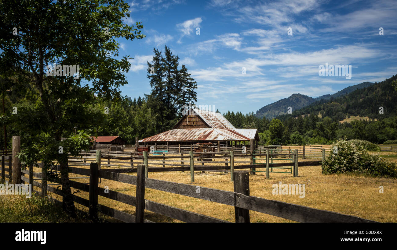 Old empty farm shed hi-res stock photography and images - Alamy