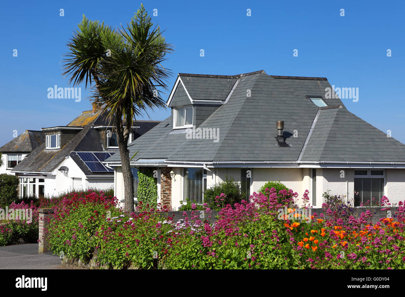 Row of houses uk front view hi-res stock photography and images - Alamy