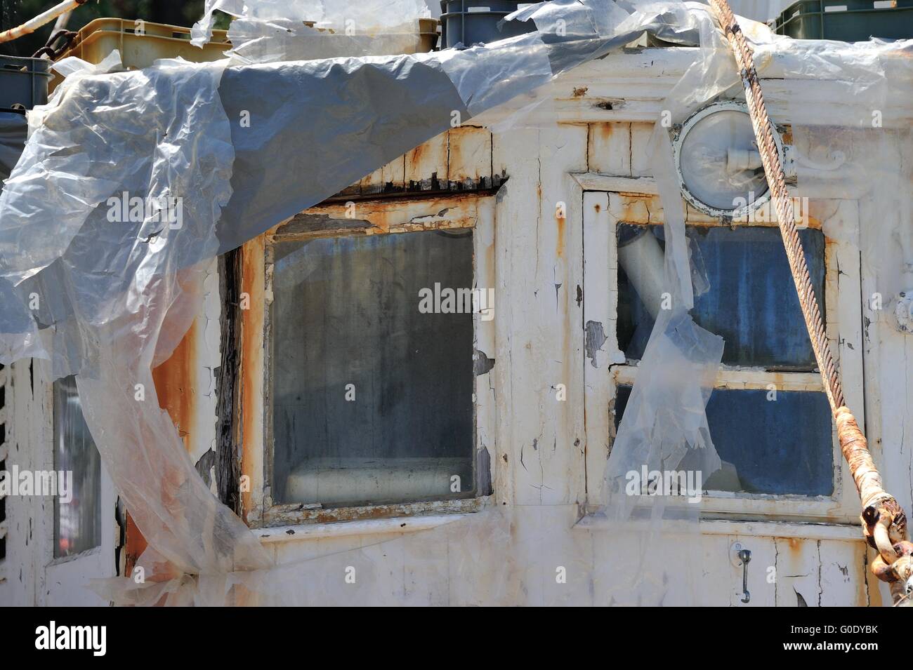 Run down boat hi-res stock photography and images - Alamy