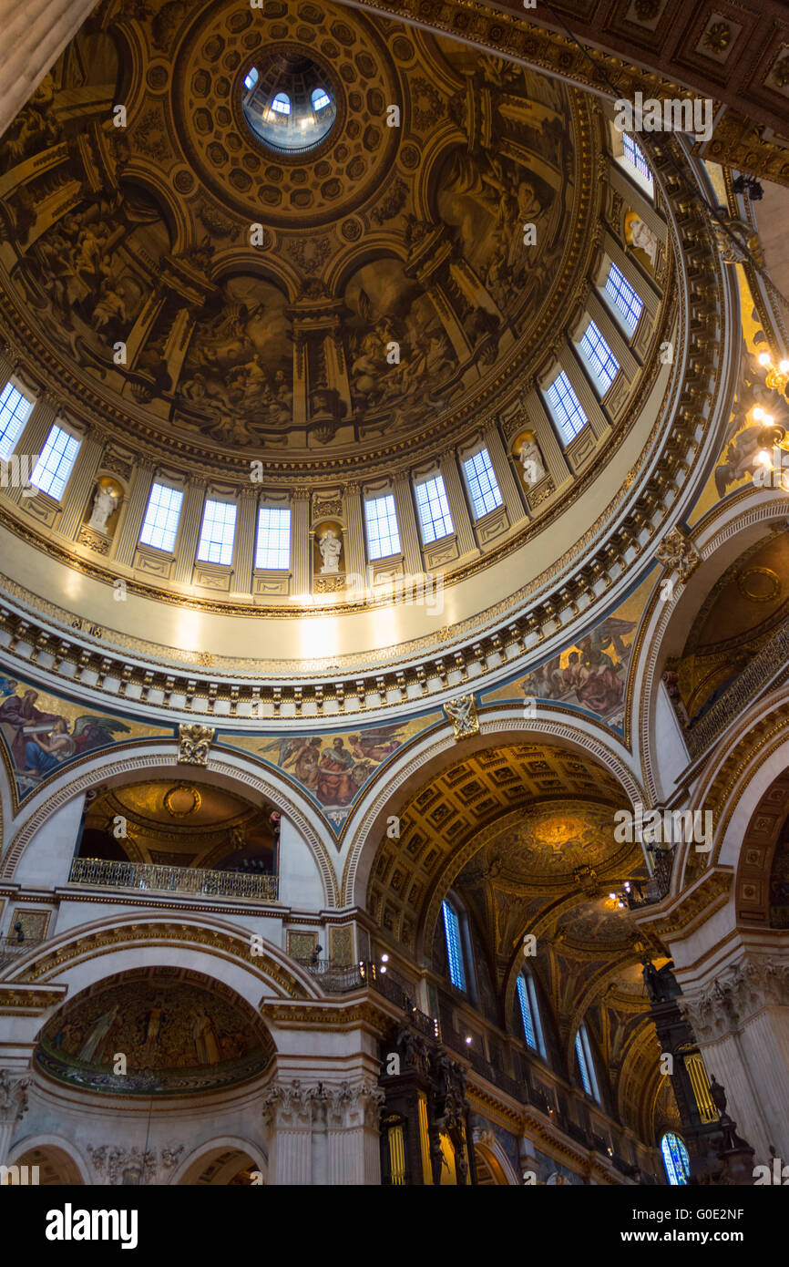 St. paul's cathedral dome interior hi-res stock photography and images ...