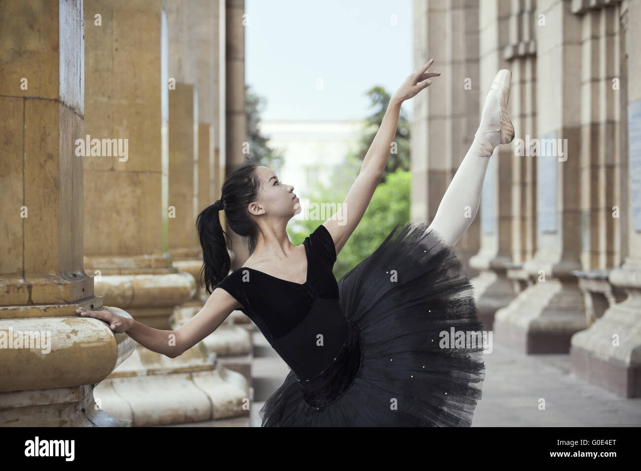 Ballett pose hi-res stock photography and images - Alamy