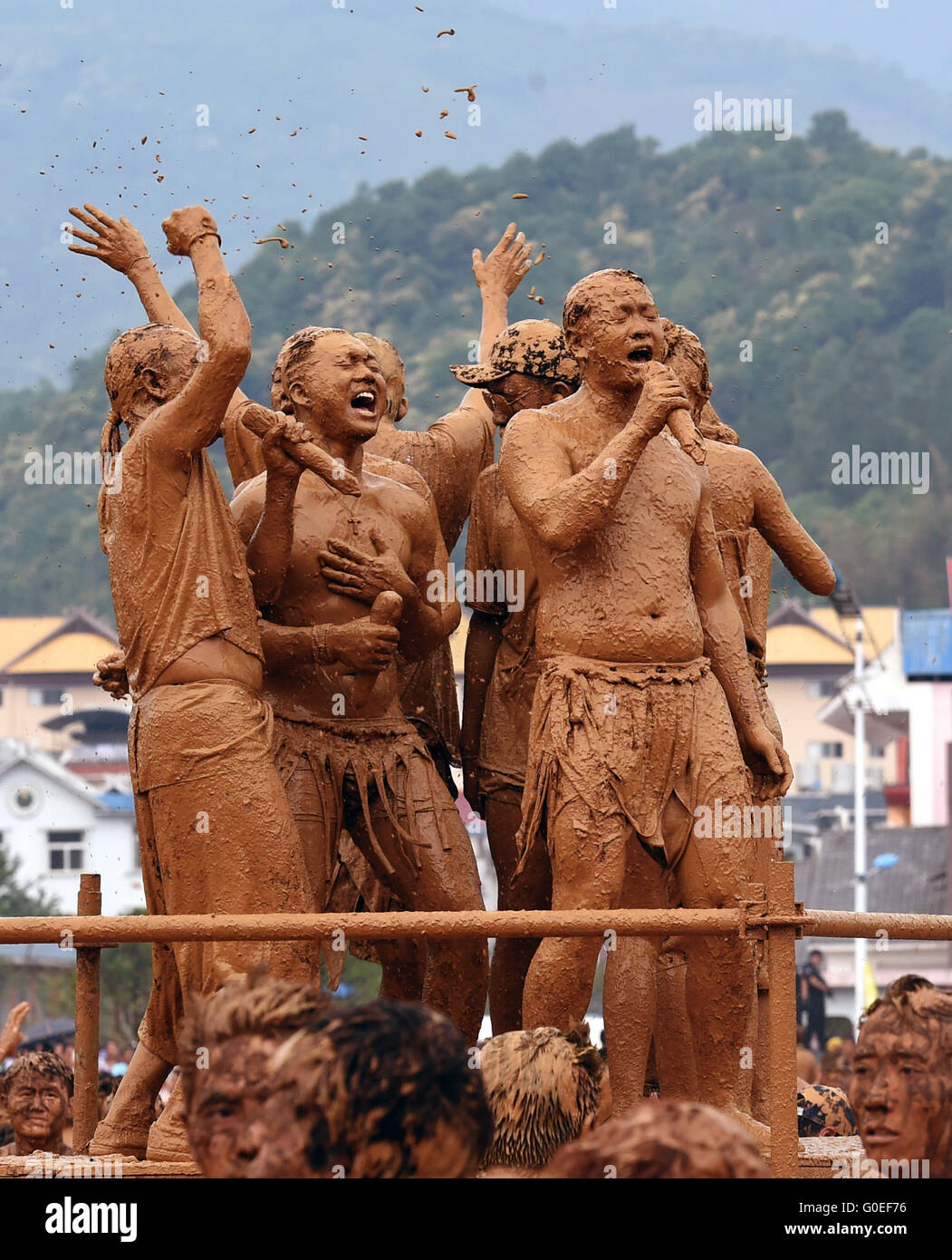 Cangyuan, China's Yunnan Province. 1st May, 2016. Youths of Wa ethnic ...