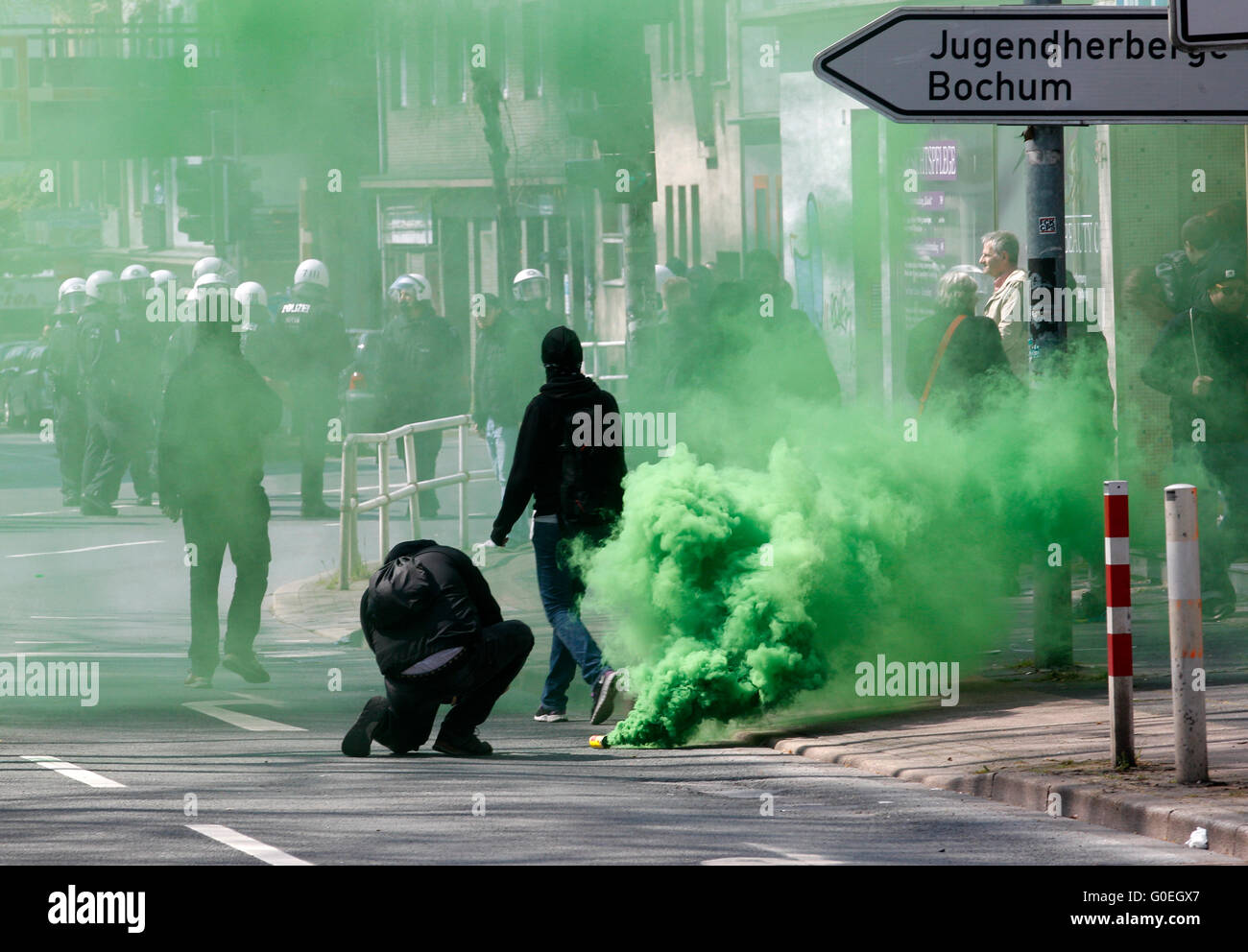 Members of the German police (back) take action against left-wing ...