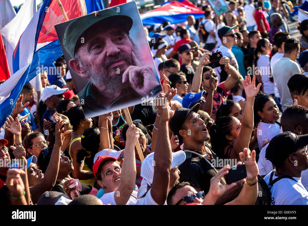 (160501) -- HAVANA, May 1, 2016 (Xinhua) -- Cubans and foreign guests ...