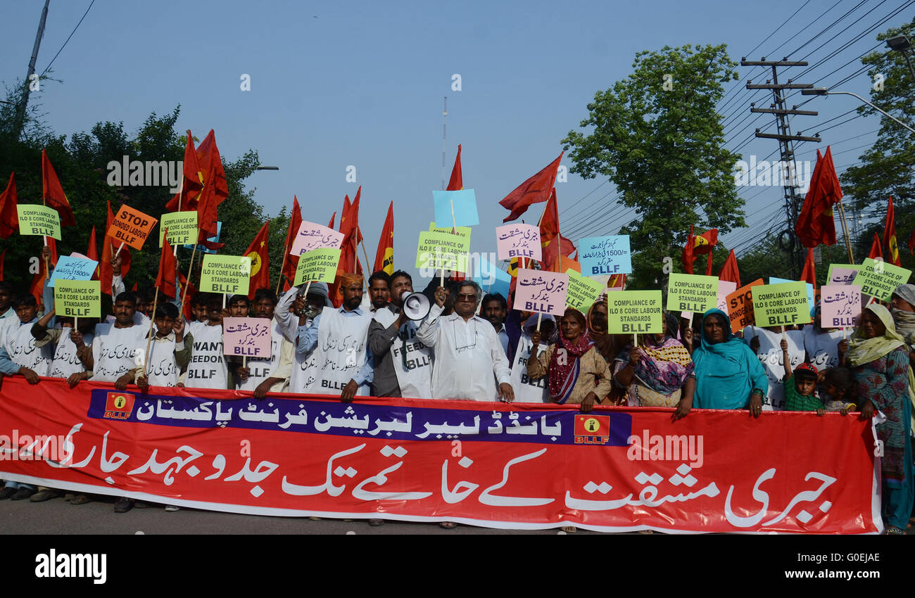 Pakistani bricks kiln laborers and Members of Bonded Labour Liberation ...