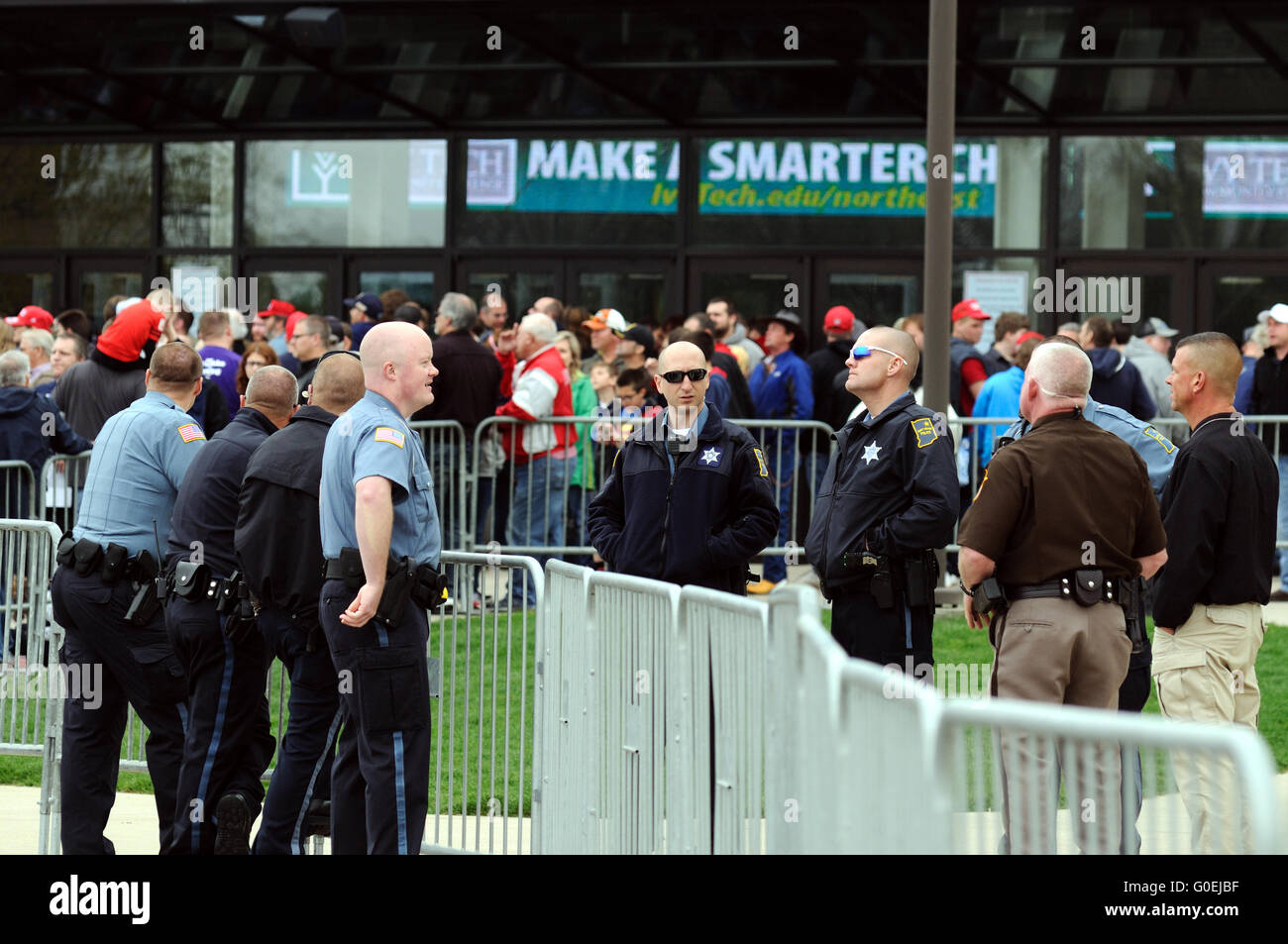 Fort wayne indiana crowd hi-res stock photography and images - Alamy