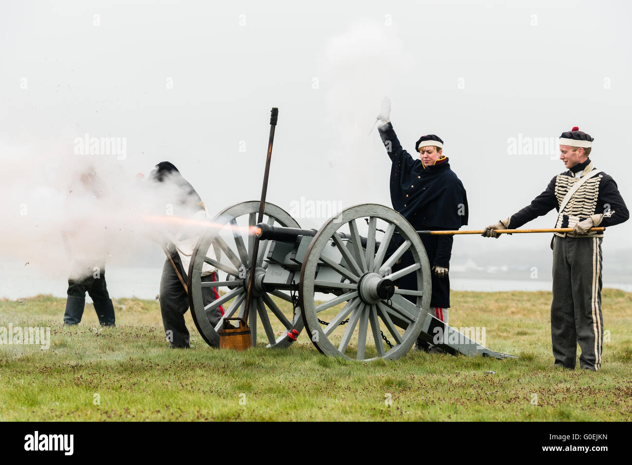 Cannon firing in fort hi-res stock photography and images - Alamy