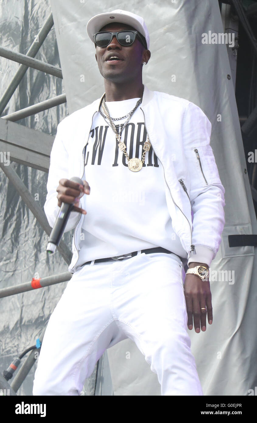 Portsmouth, Hampshire, UK. 1st May 2016. Reggie and Bollie Performing ...
