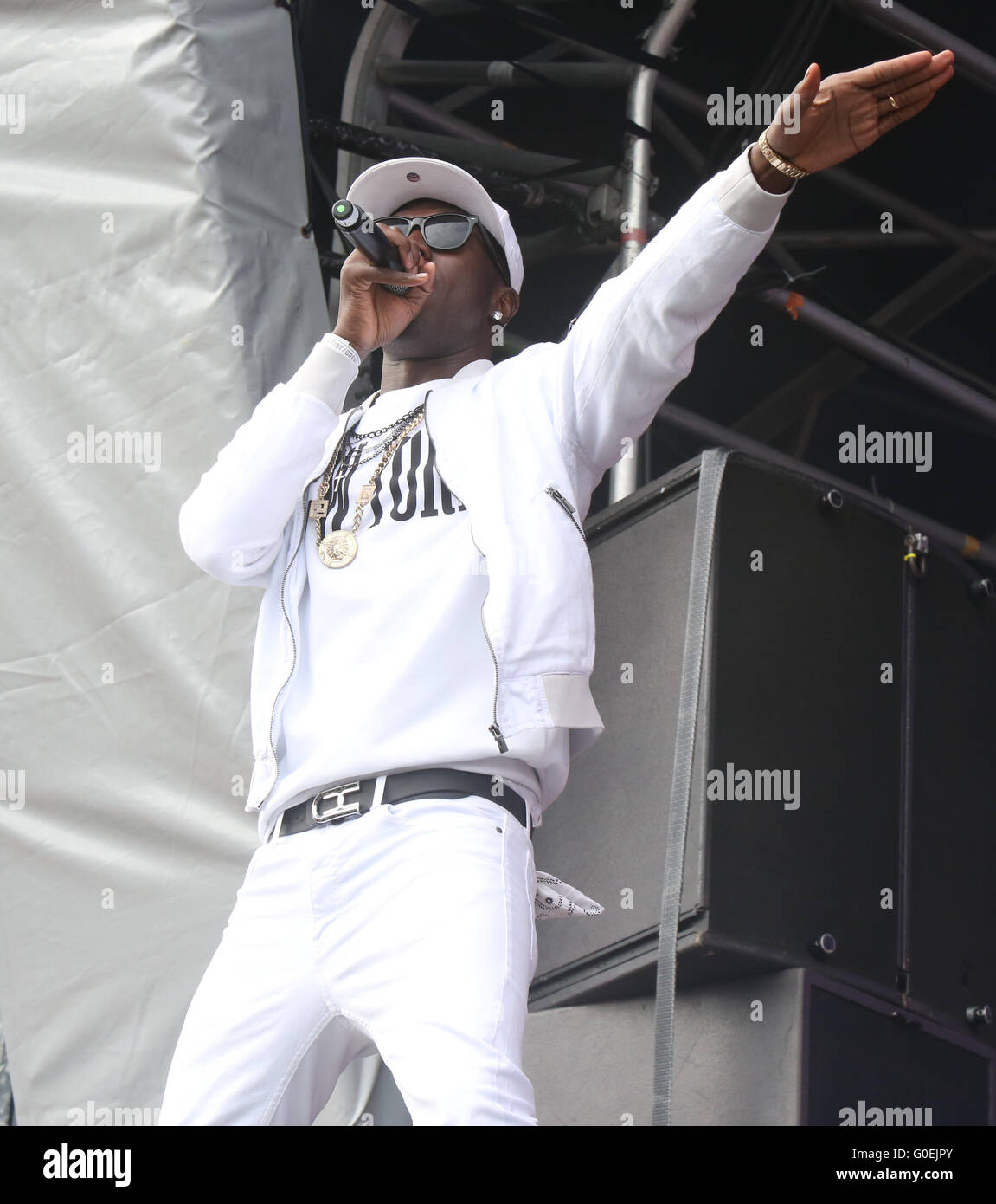 Portsmouth, Hampshire, UK. 1st May 2016. Reggie and Bollie Performing ...