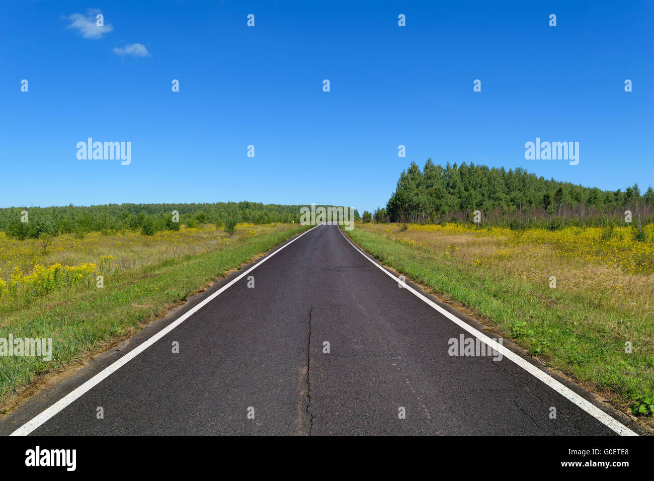 Highway with two line of solid white road markings Stock Photo - Alamy