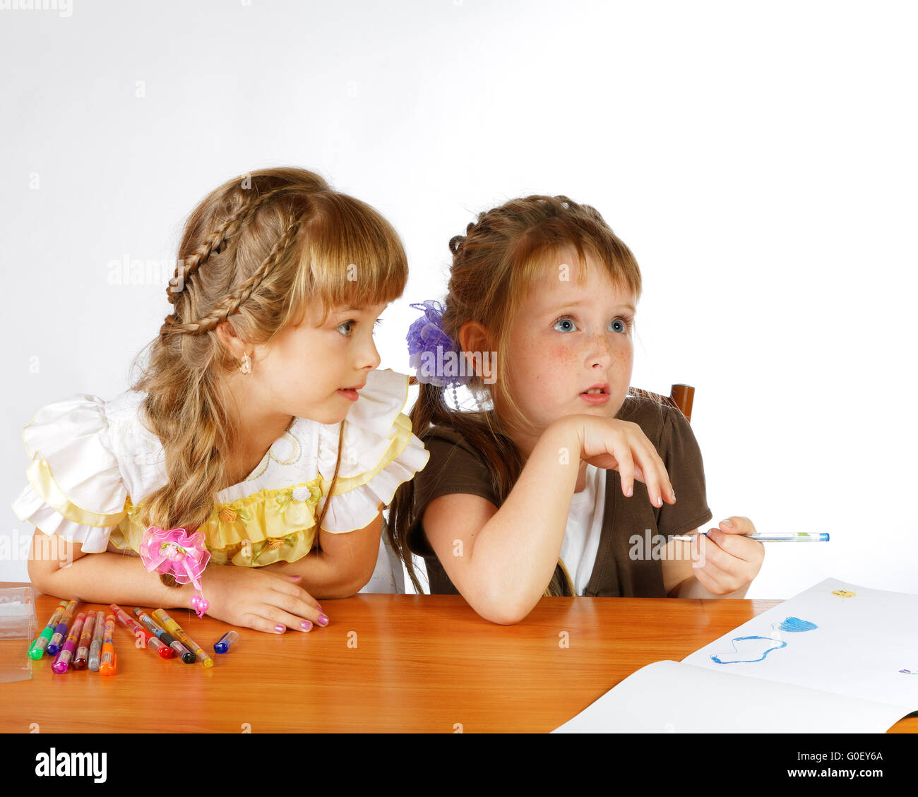 Girls draw hi-res stock photography and images - Alamy