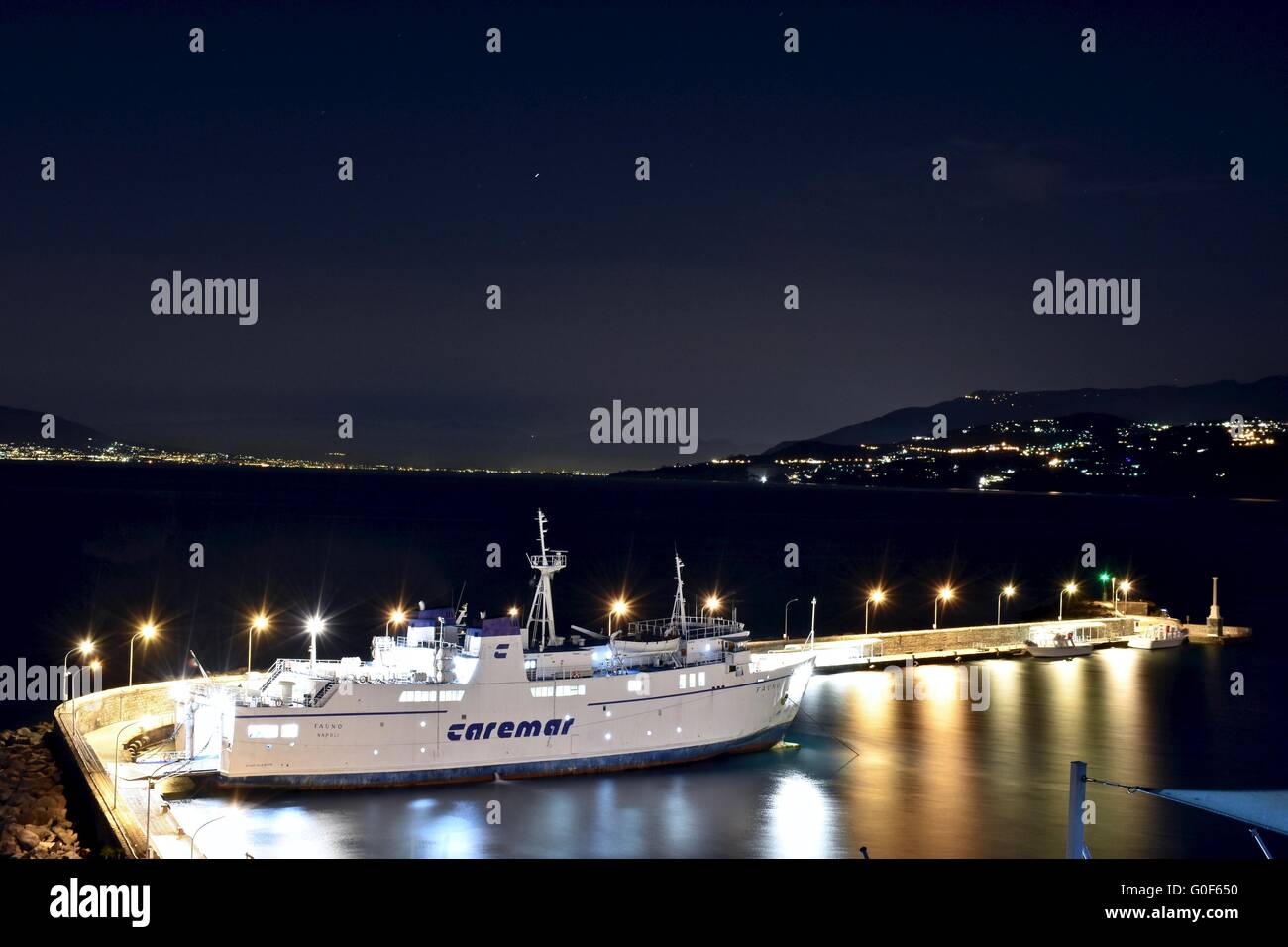 Cruise ship in the Capri port Stock Photo - Alamy