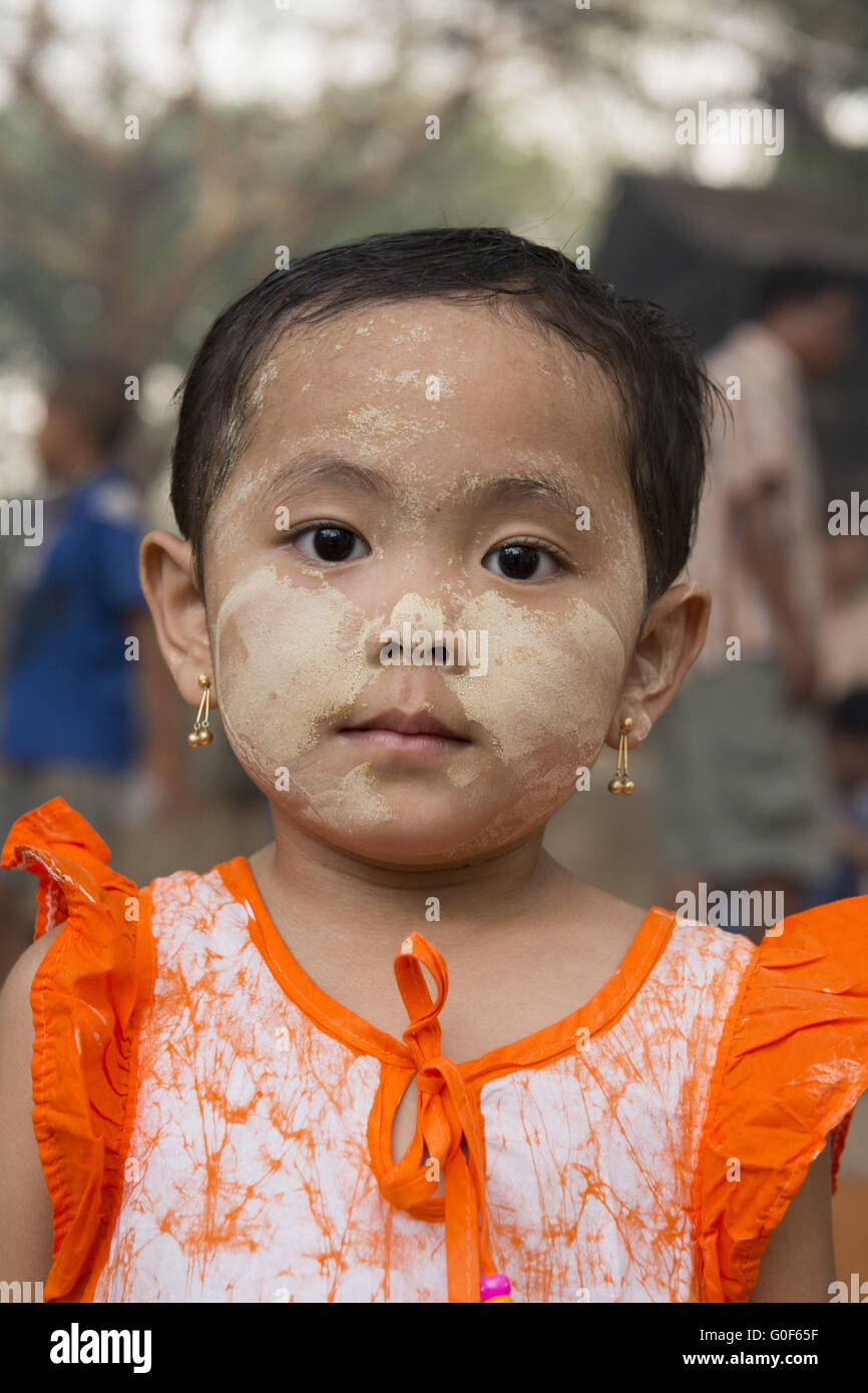 ASIA MYANMAR BAGAN PEOPLE FACE THAMAKA COSMETIC Stock Photo - Alamy