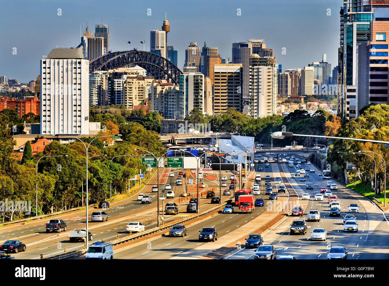 Communing car traffic during rush hour in busy city centre of Sydney ...