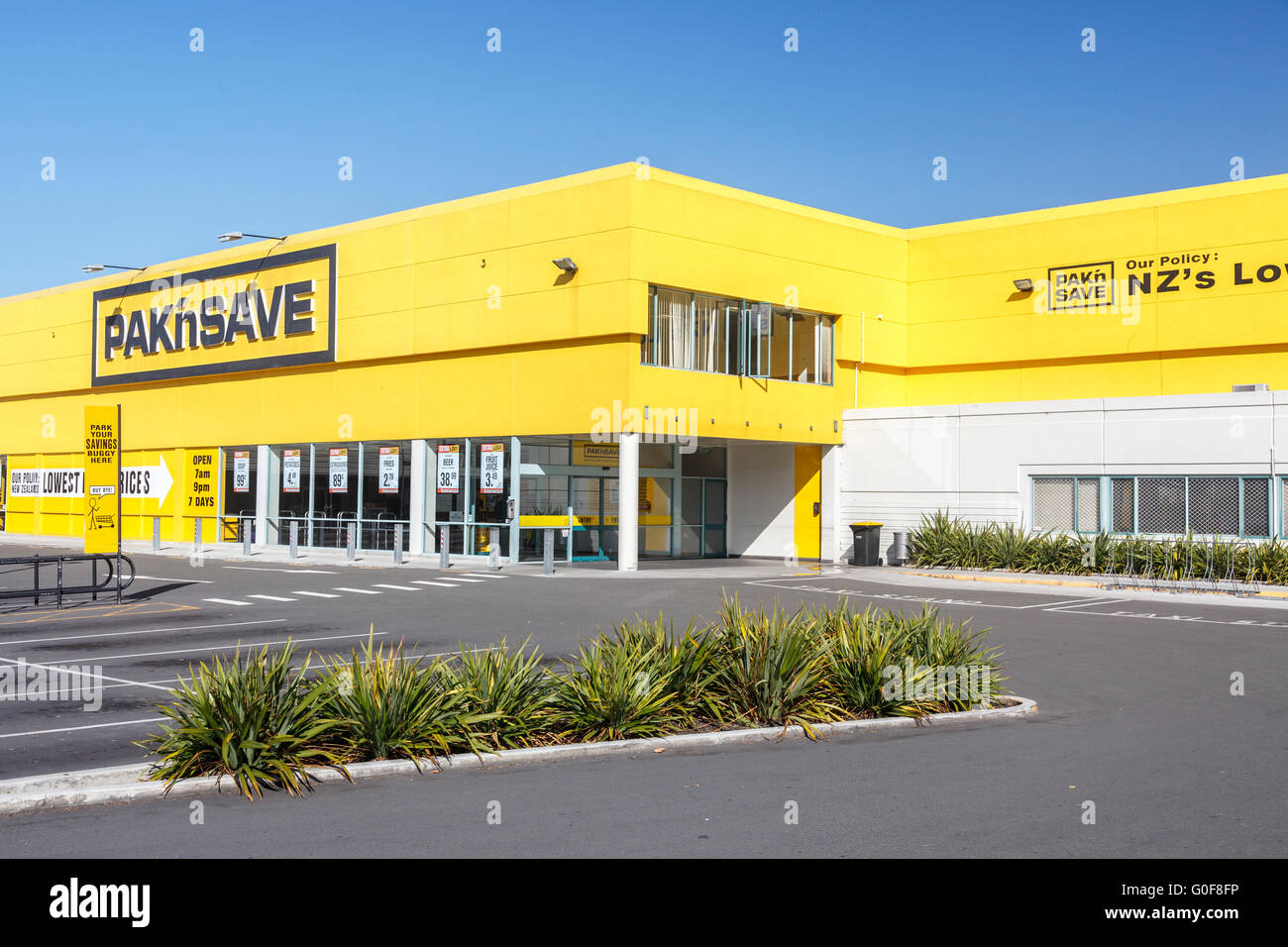 Empty car park and blue sky, Pak n Save supermarket, North Town,Timaru ...