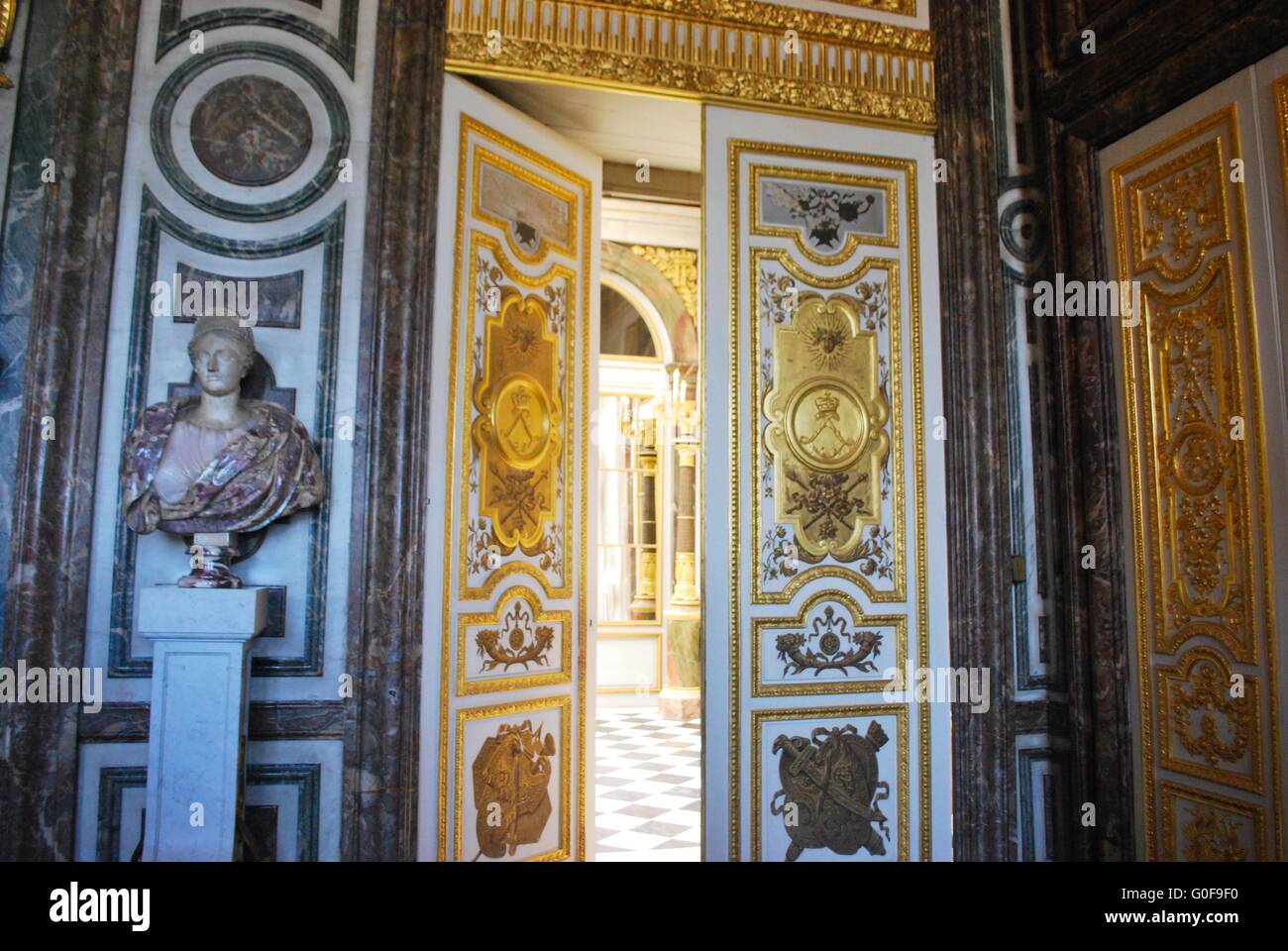 Gold doors hi-res stock photography and images - Alamy