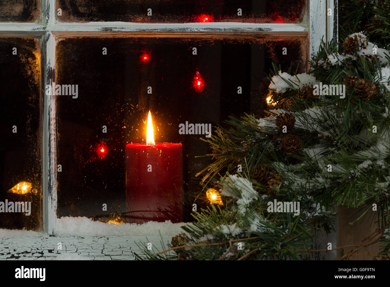 Candle window snow hi-res stock photography and images - Alamy