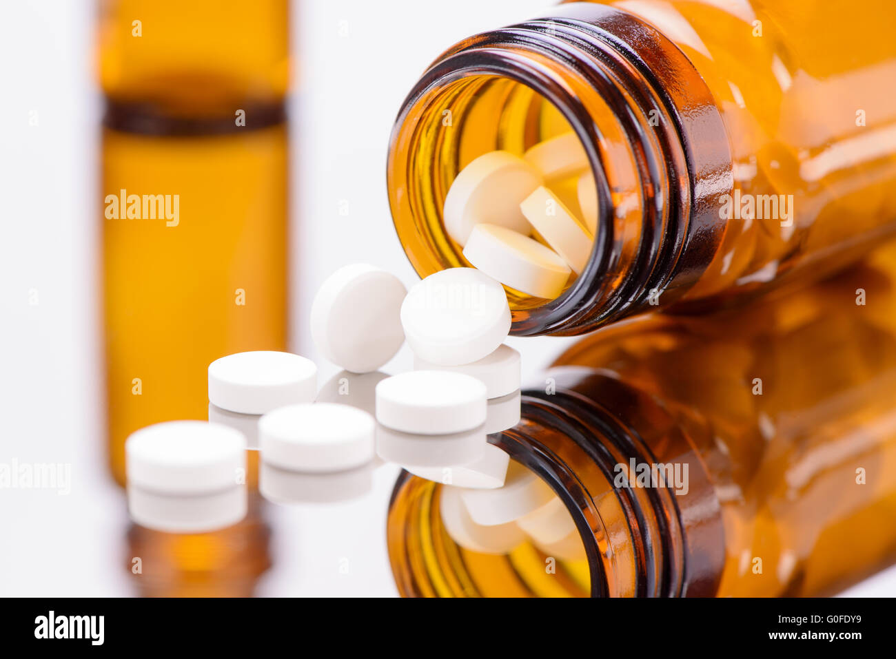 Pills symbol hi-res stock photography and images - Alamy