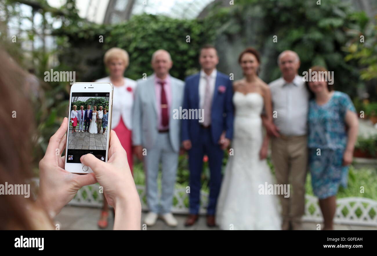 Bride phone wedding ceremony hi-res stock photography and images - Alamy