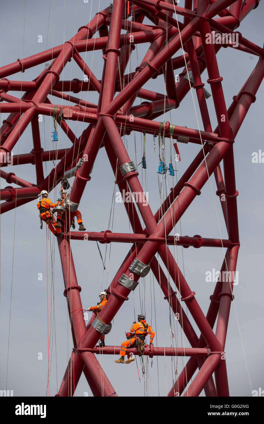 Abseiling at arcelormittal orbit hi-res stock photography and images ...