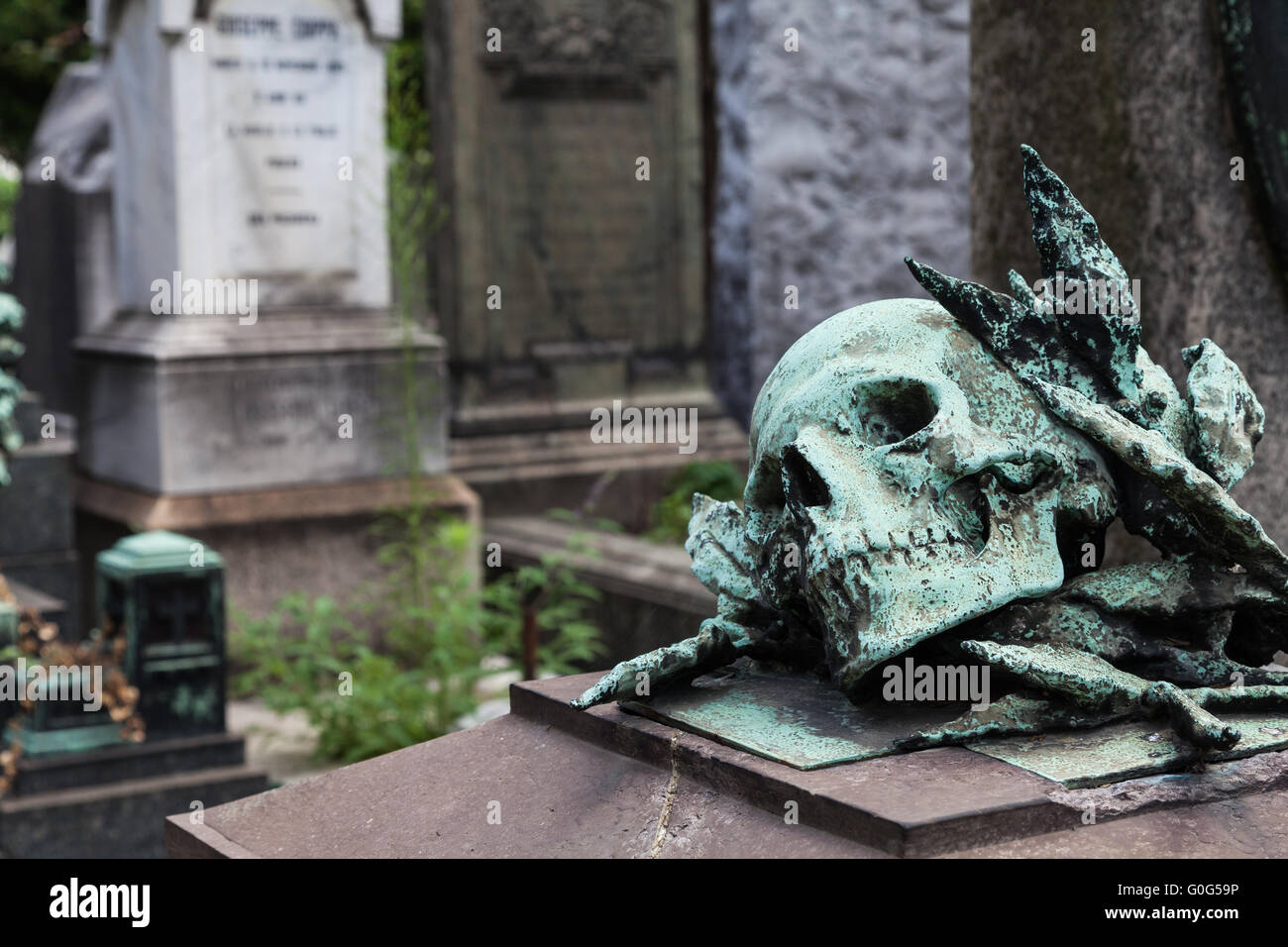 Italy sculpture skeleton tomb hi-res stock photography and images - Alamy